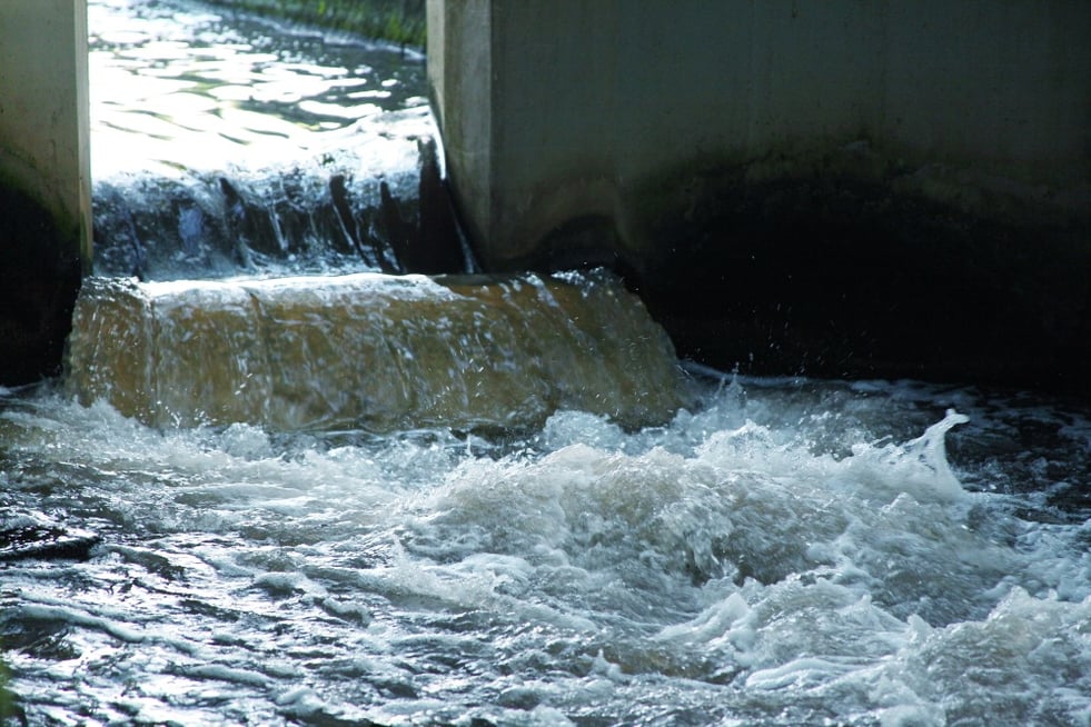 Os padrões e condições para lançamento de efluentes nas redes coletoras ...